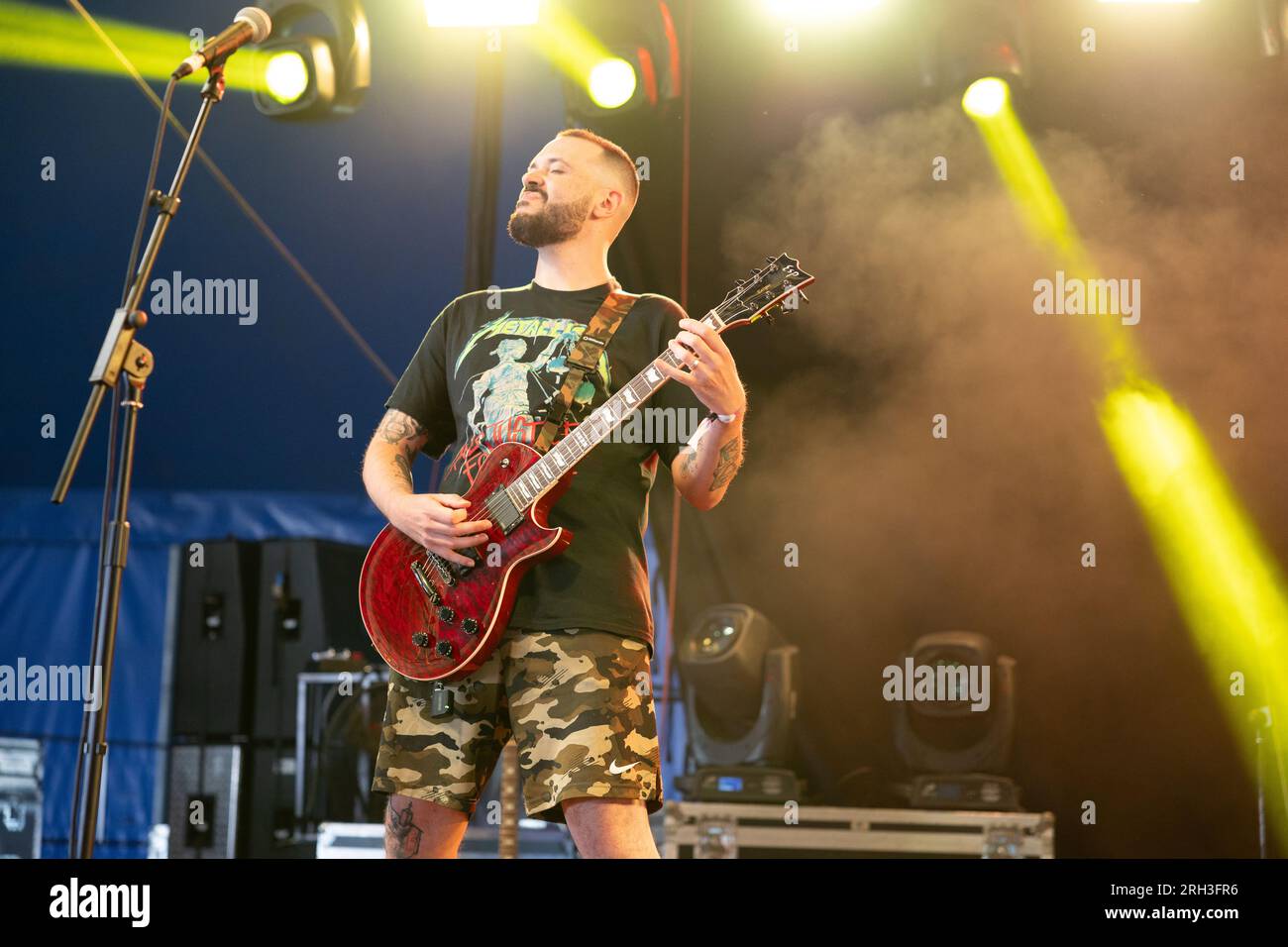 Metal 2 the masses hi-res stock photography and images - Alamy