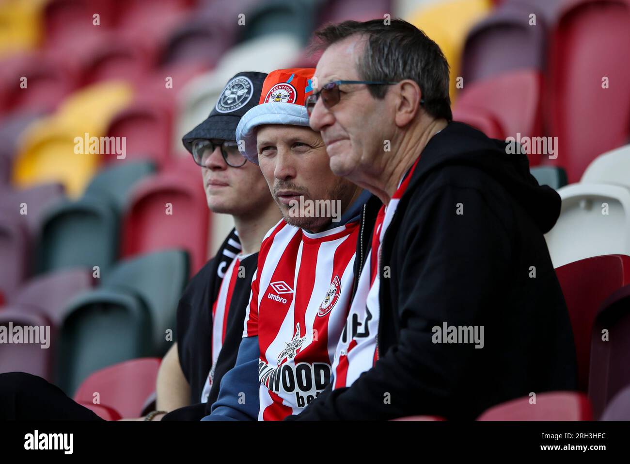 Brentford gtech fans crowd hi-res stock photography and images - Alamy