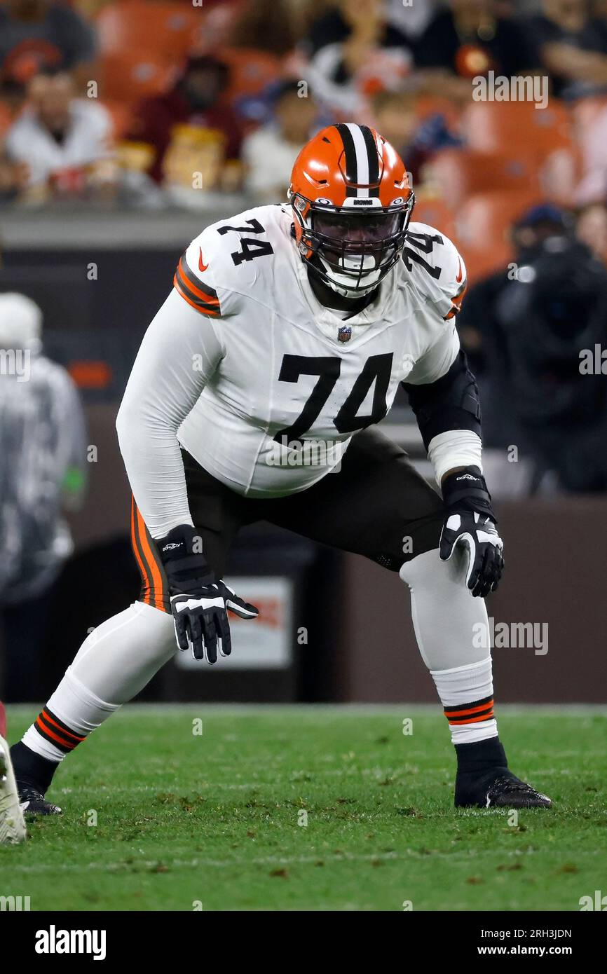 Cleveland Browns offensive lineman Dawand Jones (74) lines up for a ...