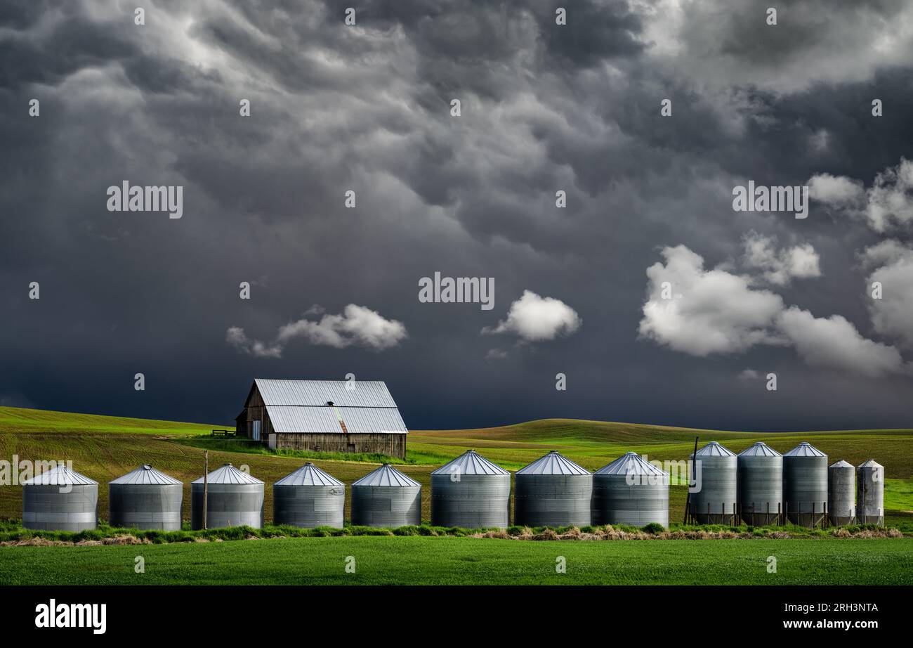 Old barn farm grain bin hi-res stock photography and images - Alamy
