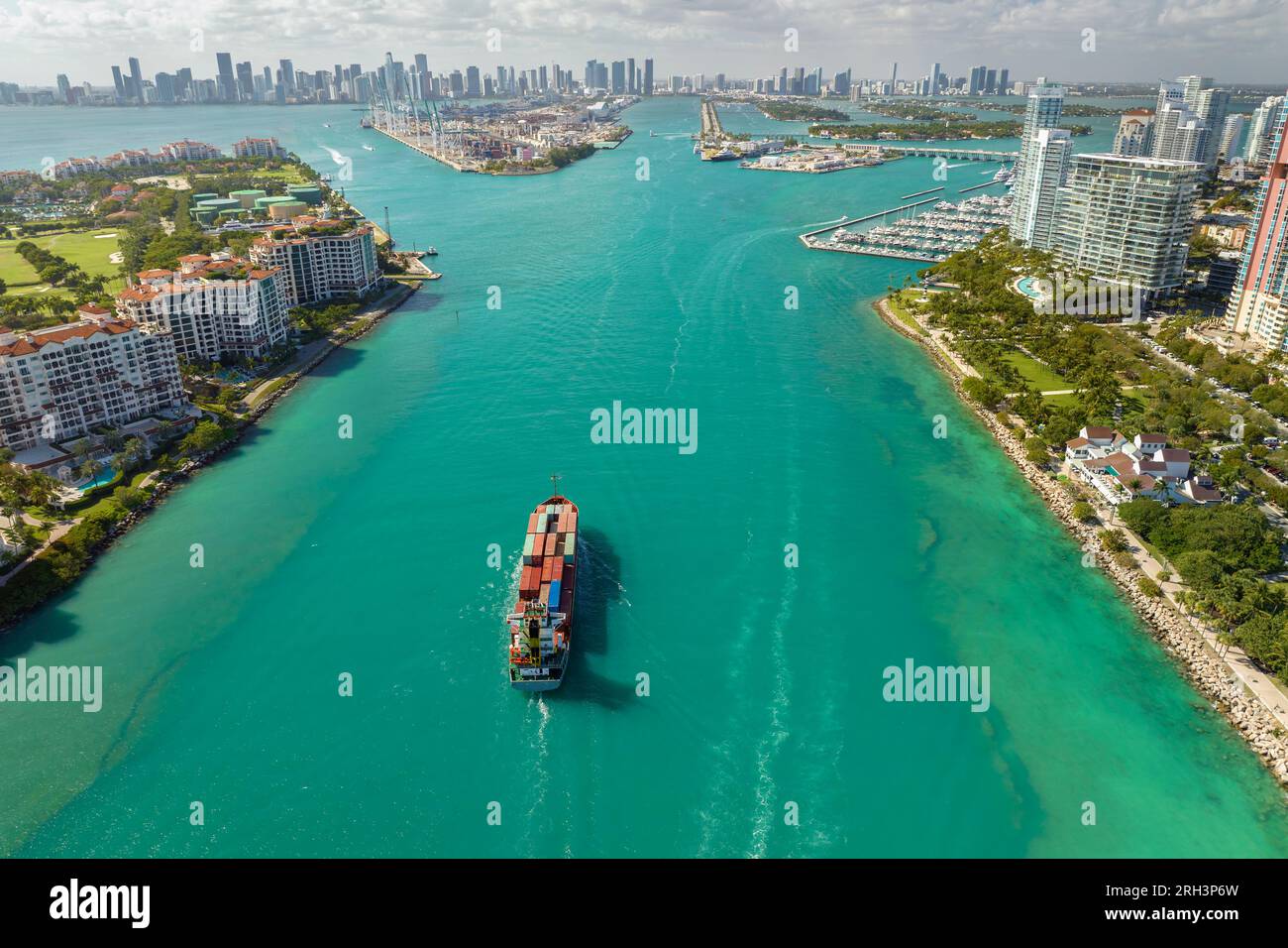 Boat yacht entering miami port hi-res stock photography and images - Alamy