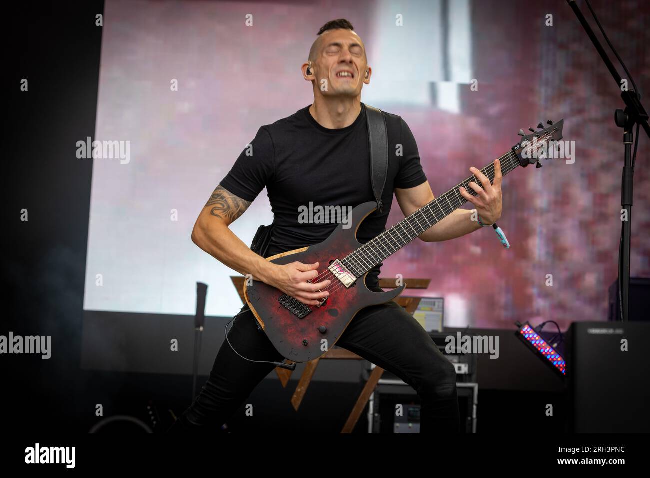 Metal 2 the masses hi-res stock photography and images - Alamy