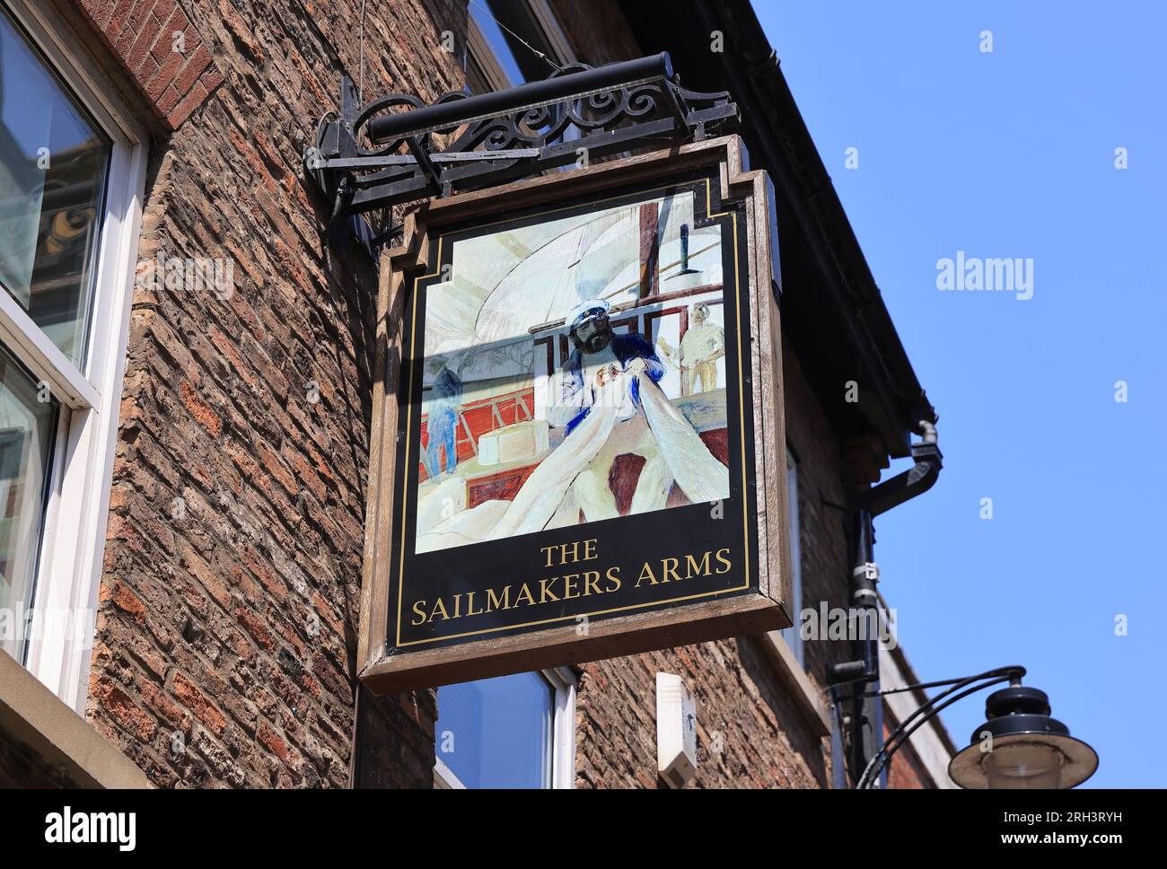 The Sailmakers Arms traditional pub on the High Street in Hull's old ...
