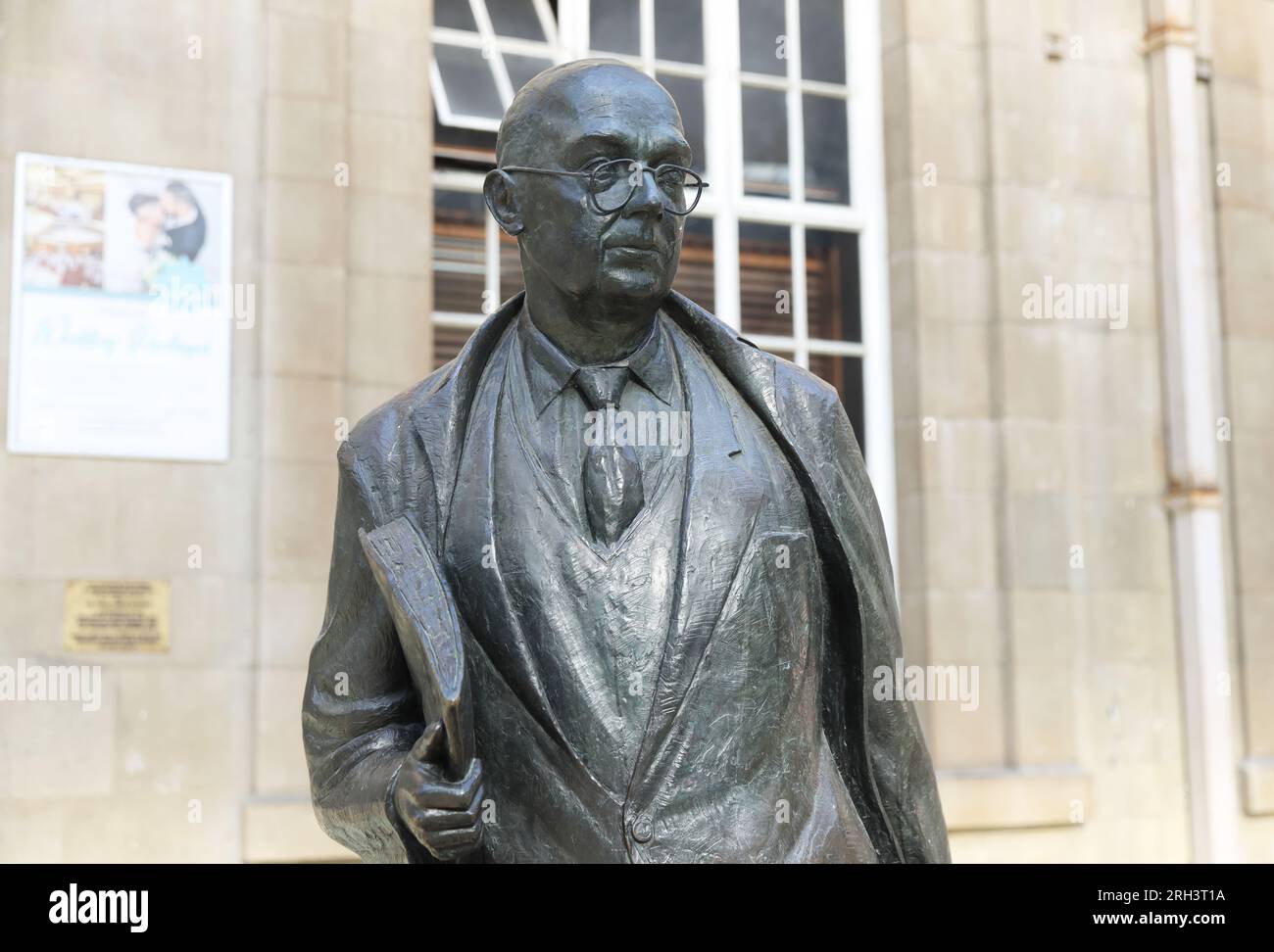 Martin Jennings' sculpture of poet Philip Larkin at the Paragon Hull ...