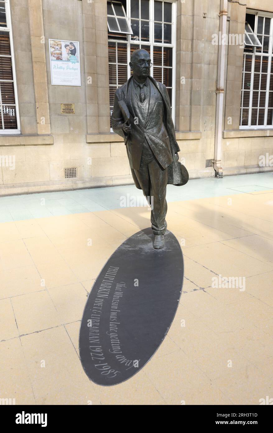 Martin Jennings' sculpture of poet Philip Larkin at the Paragon Hull ...
