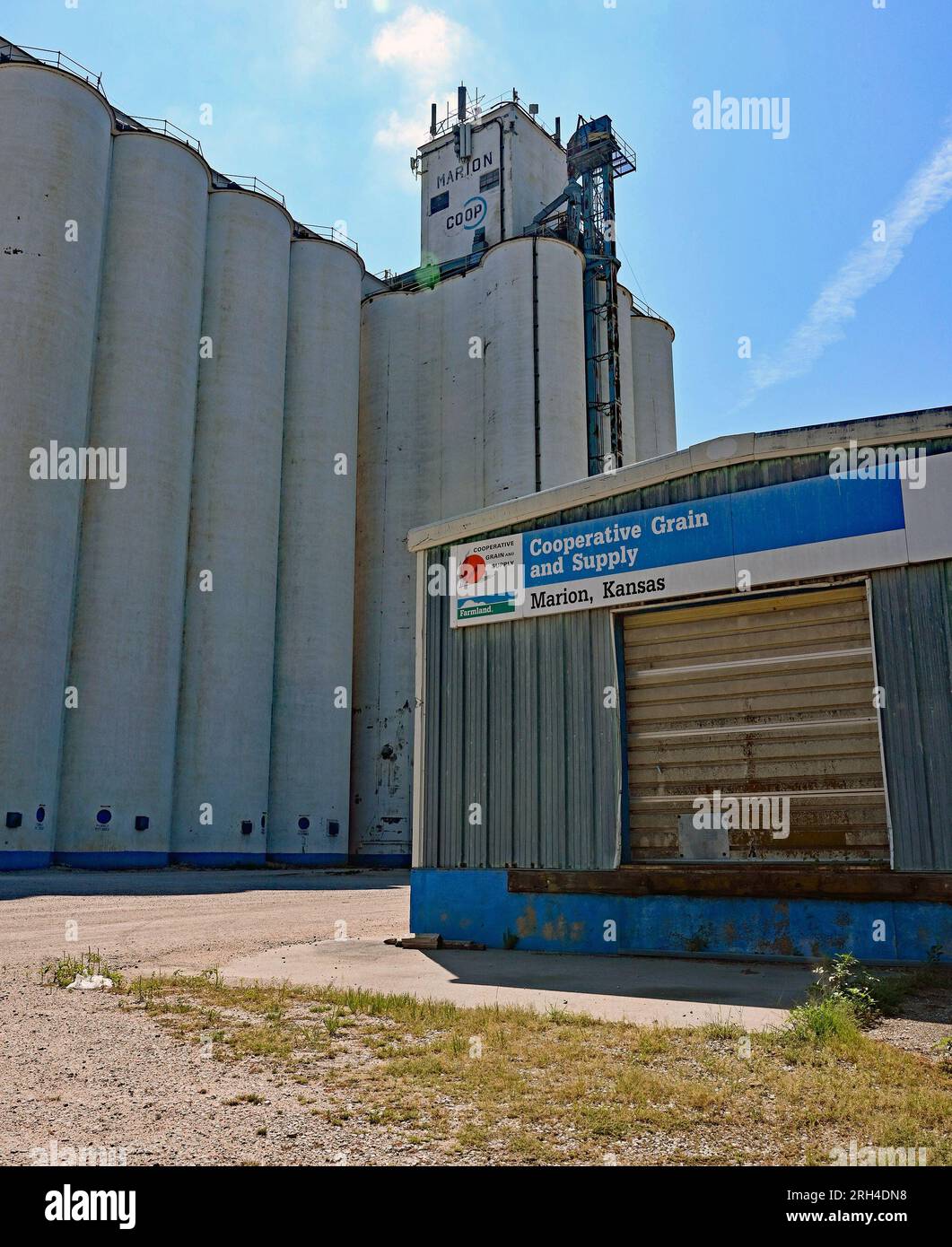 MARION, KANSAS - AUGUST 12, 2023 Grain CO-OP silo and supply sheds in ...
