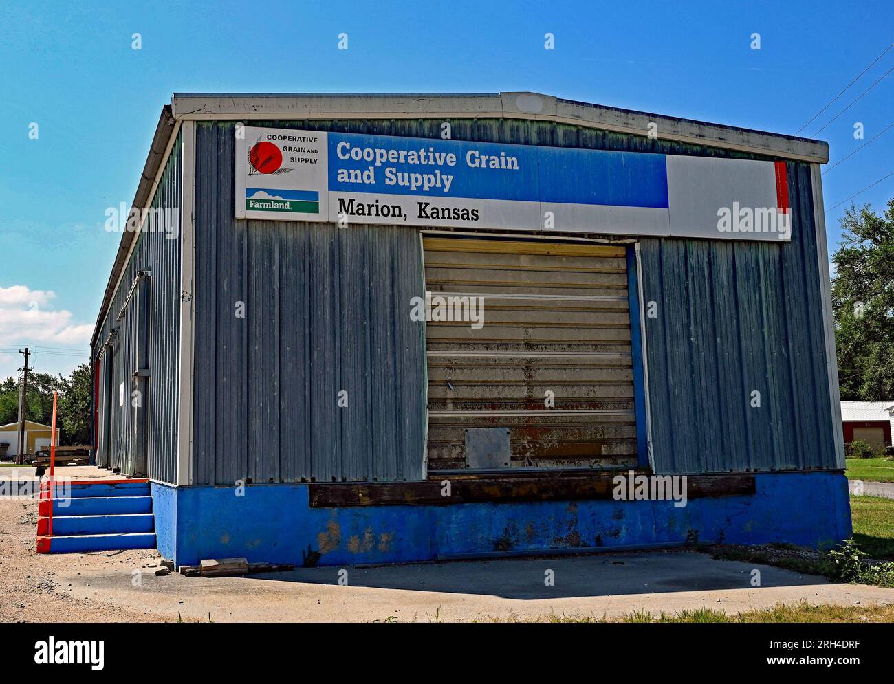 MARION, KANSAS - AUGUST 12, 2023 Grain CO-OP silo and supply sheds in ...