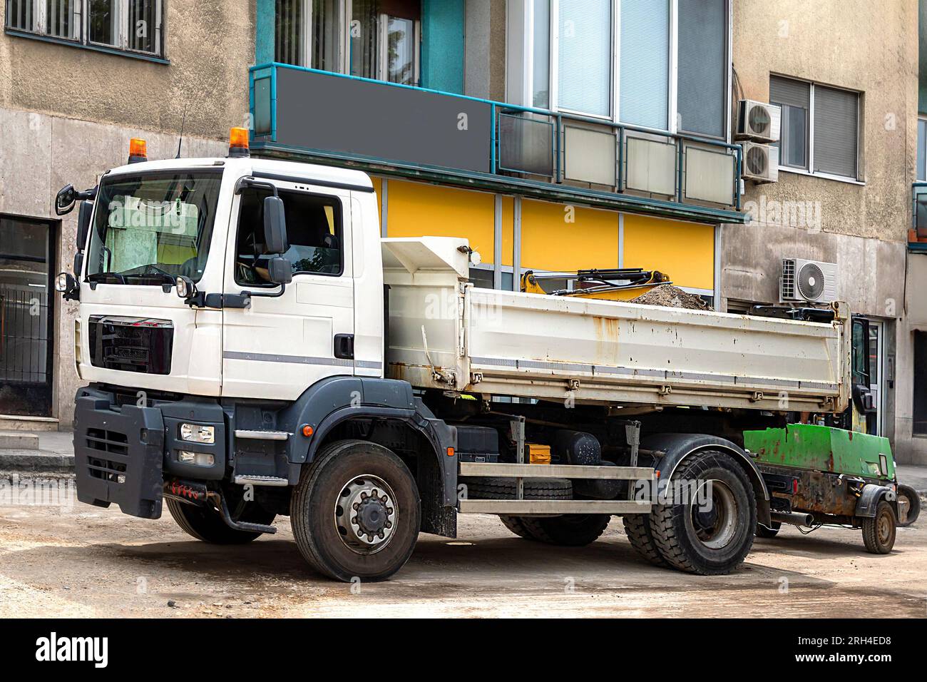Modern tipper hi-res stock photography and images - Alamy