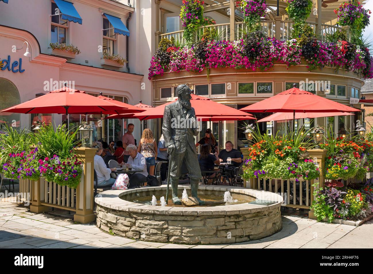 Statue of George Bernard Shaw, Niagara on the Lake Stock Photo - Alamy