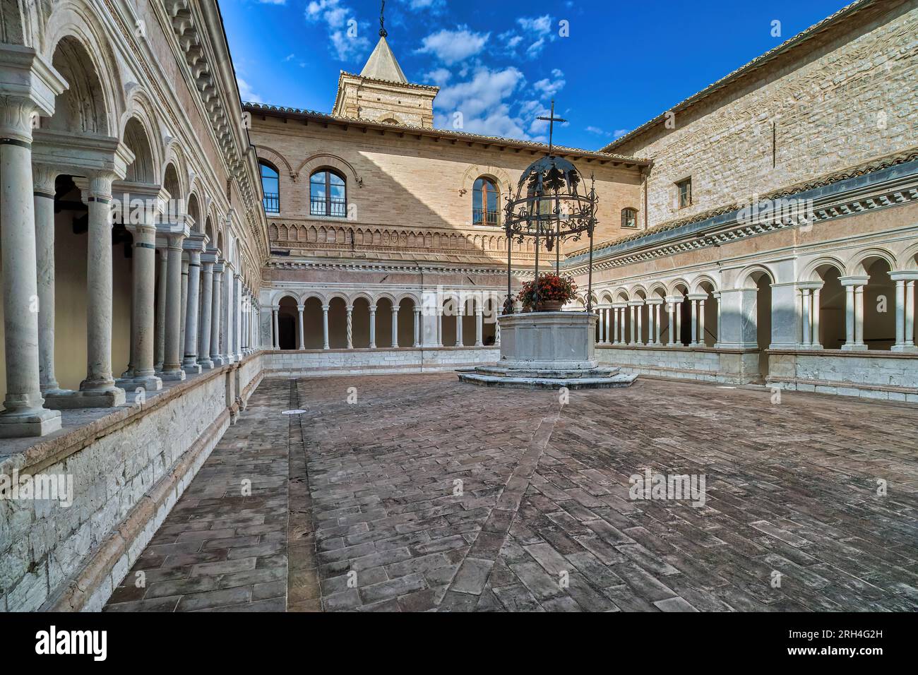 Well architecture hi-res stock photography and images - Alamy
