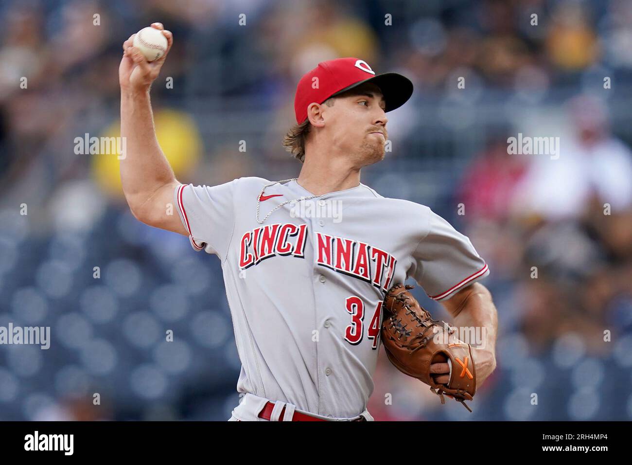 Cincinnati Reds starting pitcher Luke Weaver delivers against the ...