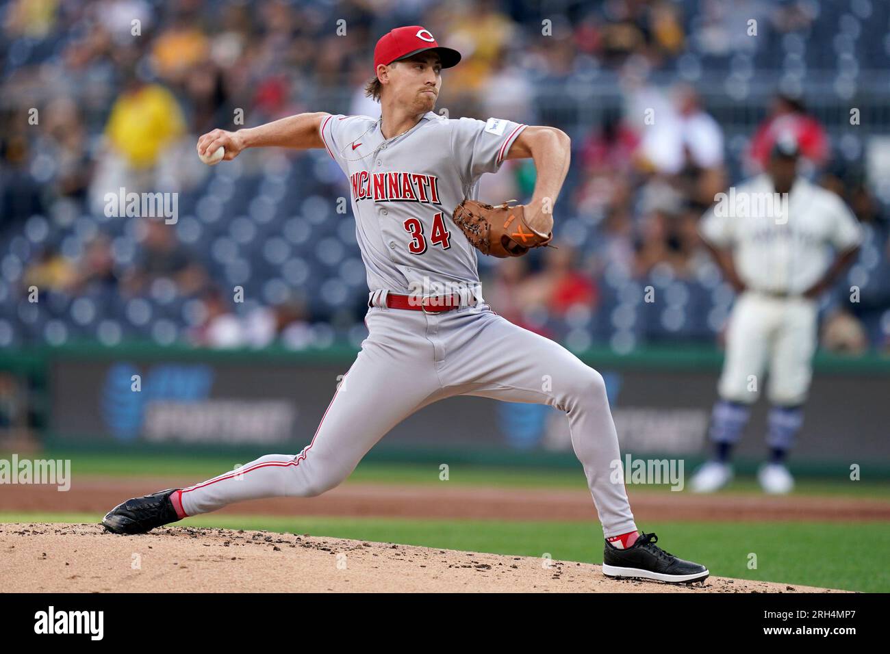 Cincinnati Reds starting pitcher Luke Weaver delivers against the ...