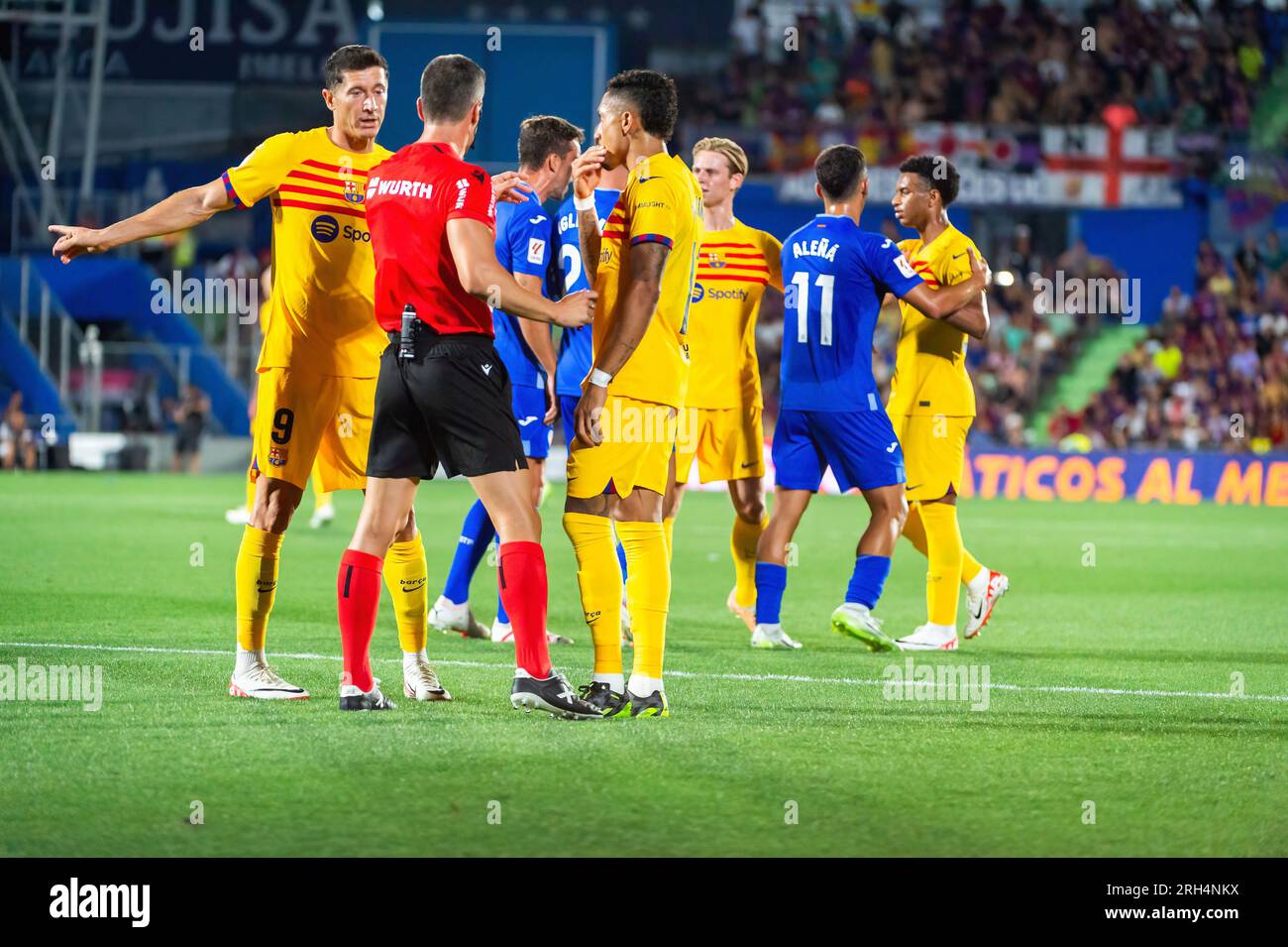 Players arguing with referee hi-res stock photography and images - Alamy