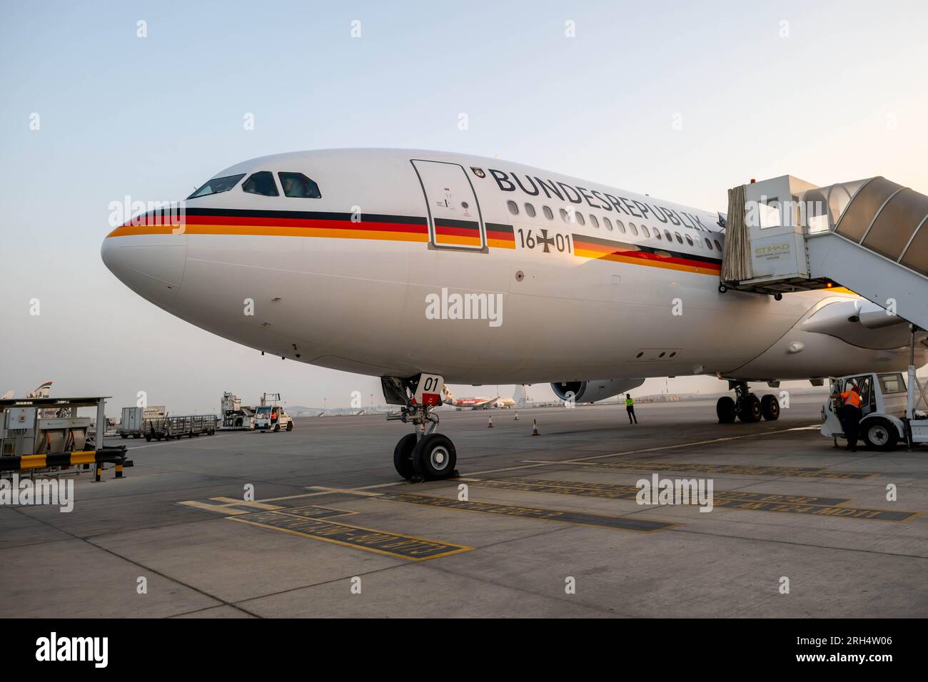 Emirates airbus a340 300 hi-res stock photography and images - Alamy