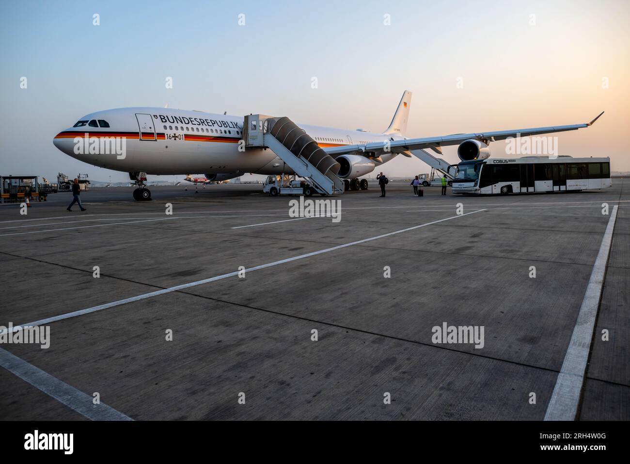 Emirates airbus a340 300 hi-res stock photography and images - Alamy