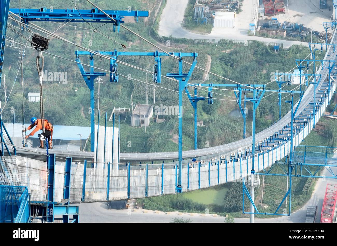 Aerial photo shows the Longtan Yangtze River Bridge under construction ...