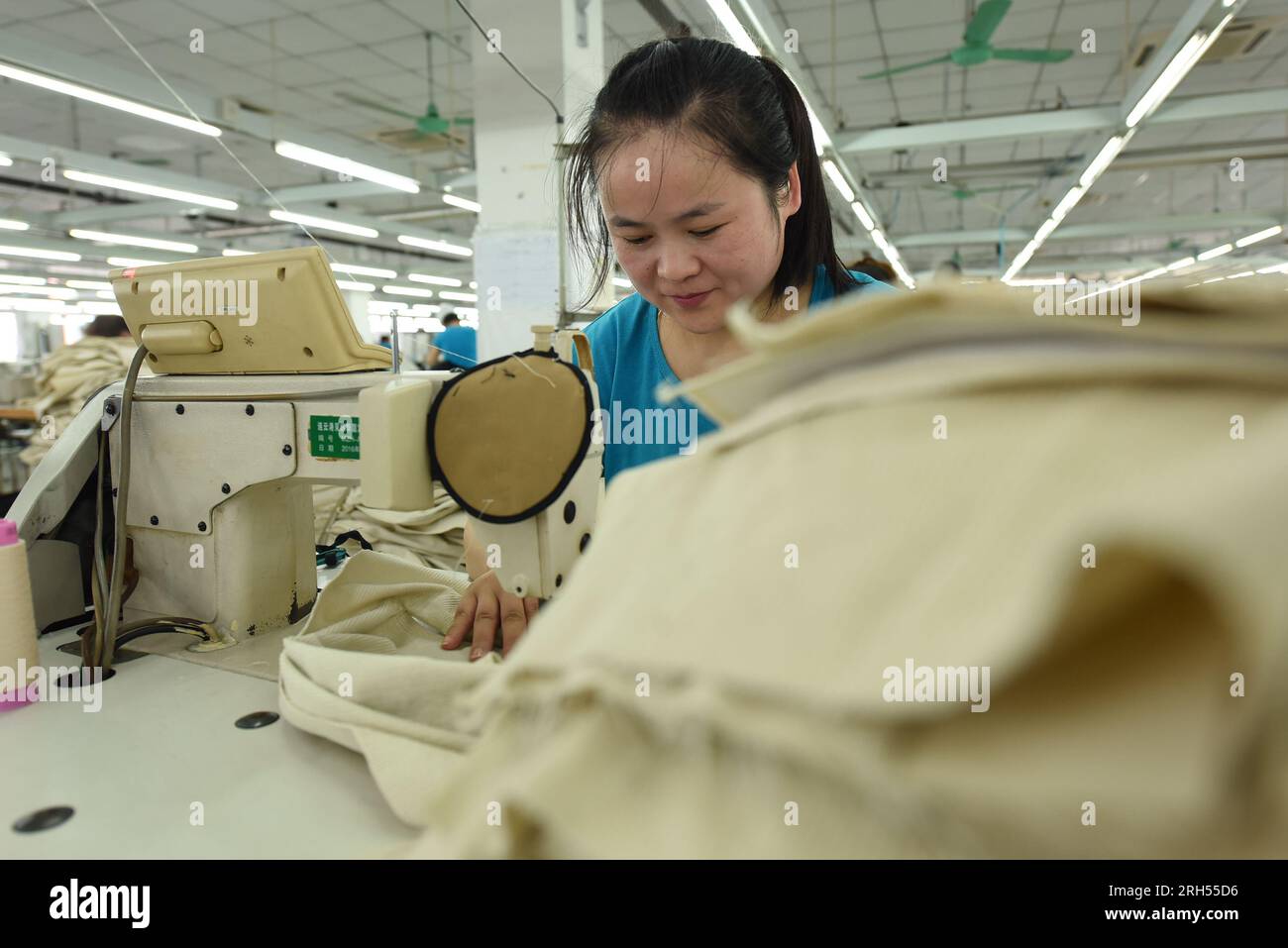 Female factory worker china hi-res stock photography and images - Alamy