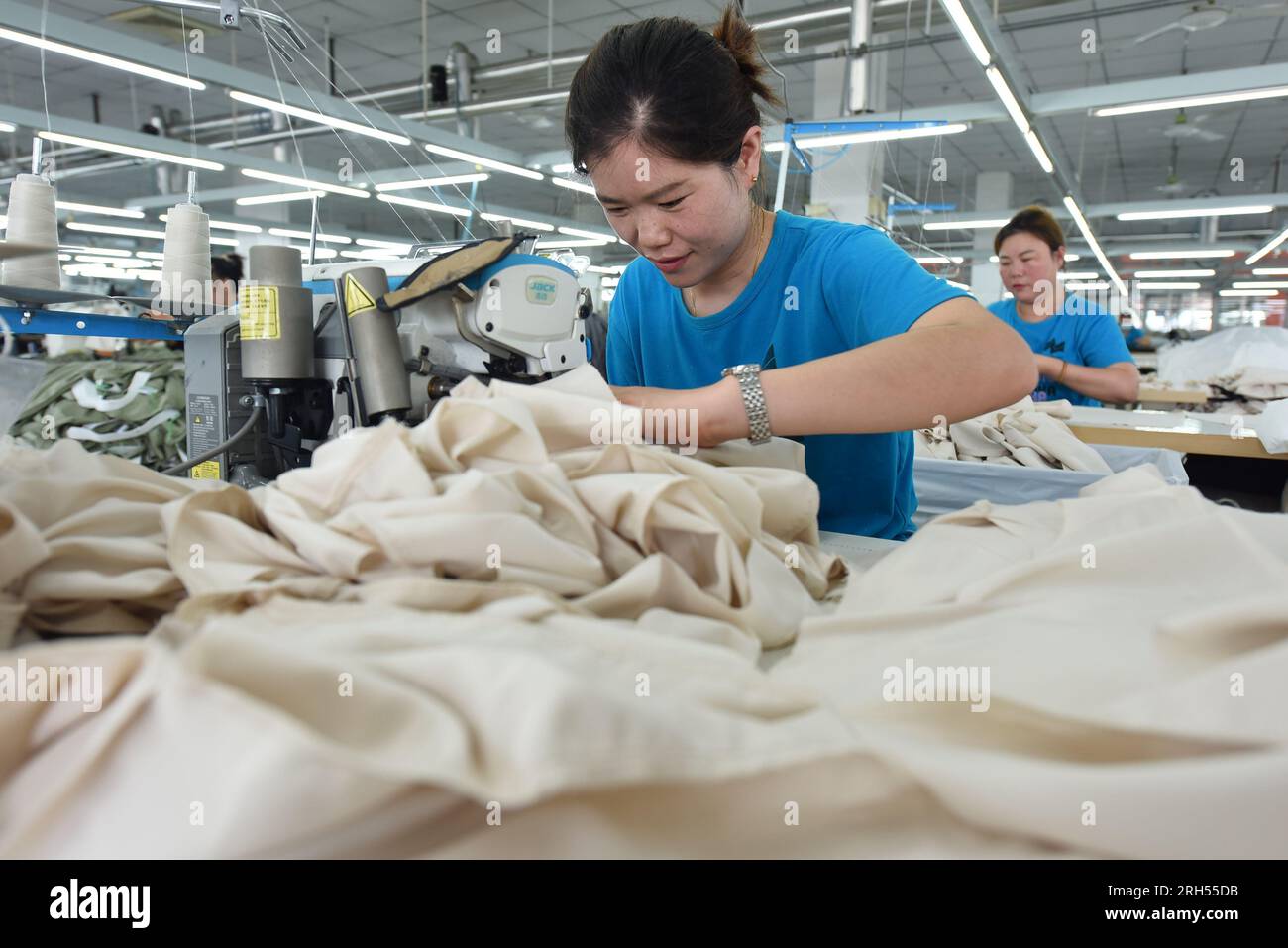 Female factory worker china hi-res stock photography and images - Alamy
