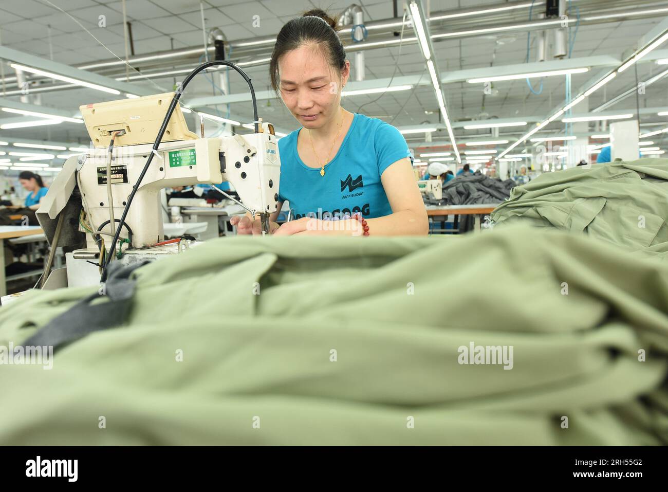 Female factory worker china hi-res stock photography and images - Alamy