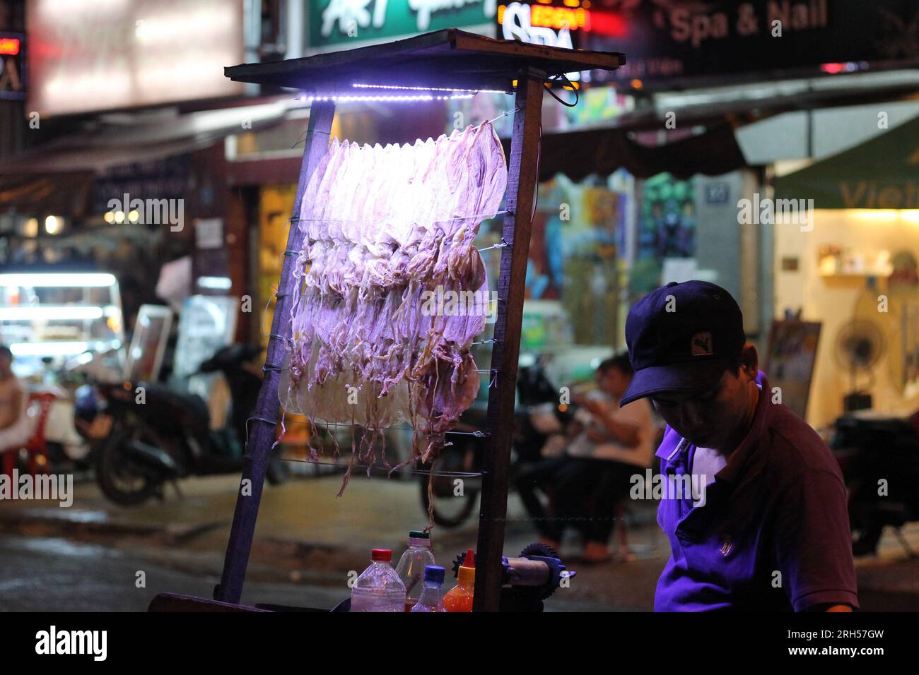Life in Asia captured in amazing scene shots while travelling alone ...