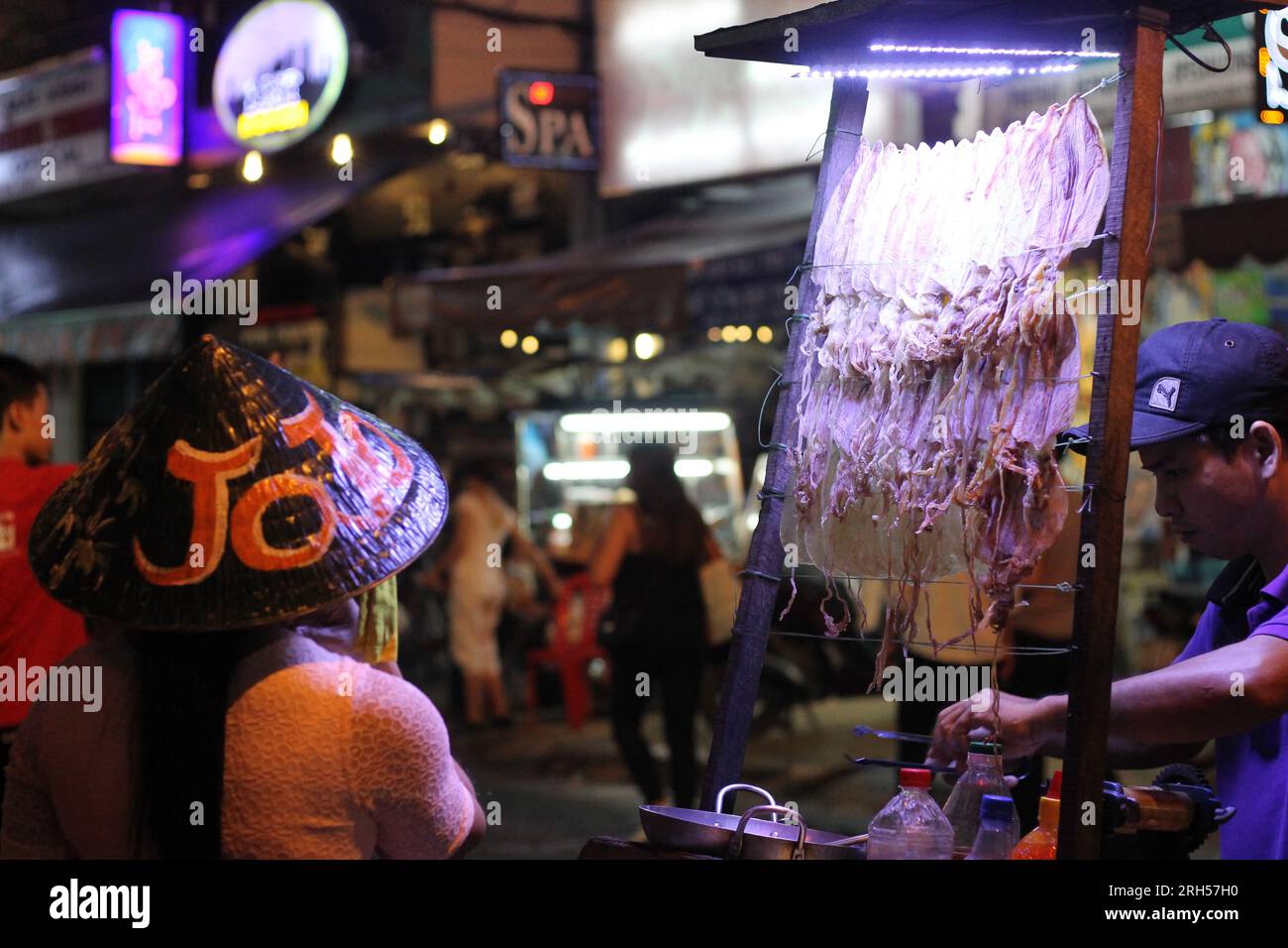 Life in Asia captured in amazing scene shots while travelling alone ...