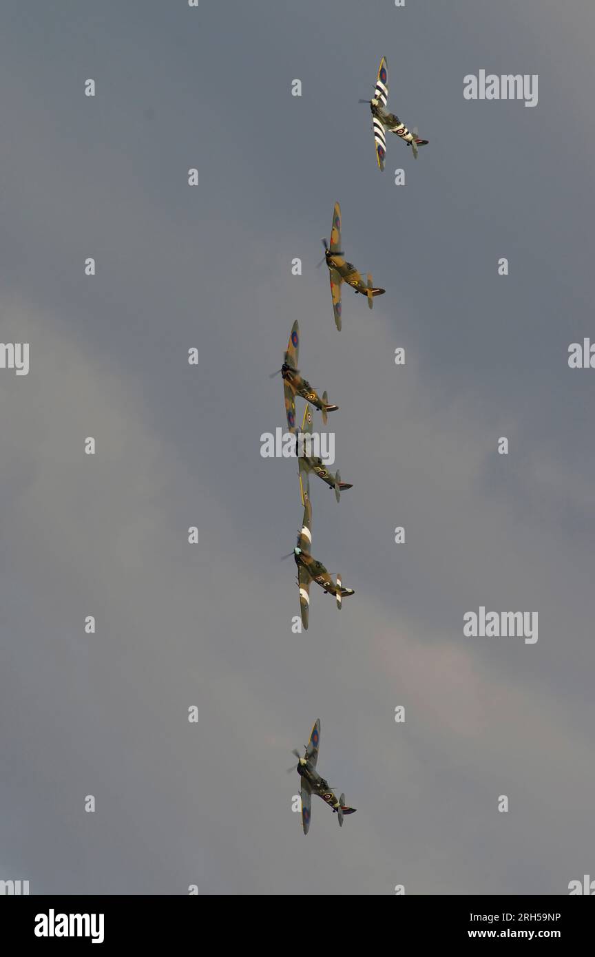 Spitfire formation hi-res stock photography and images - Alamy