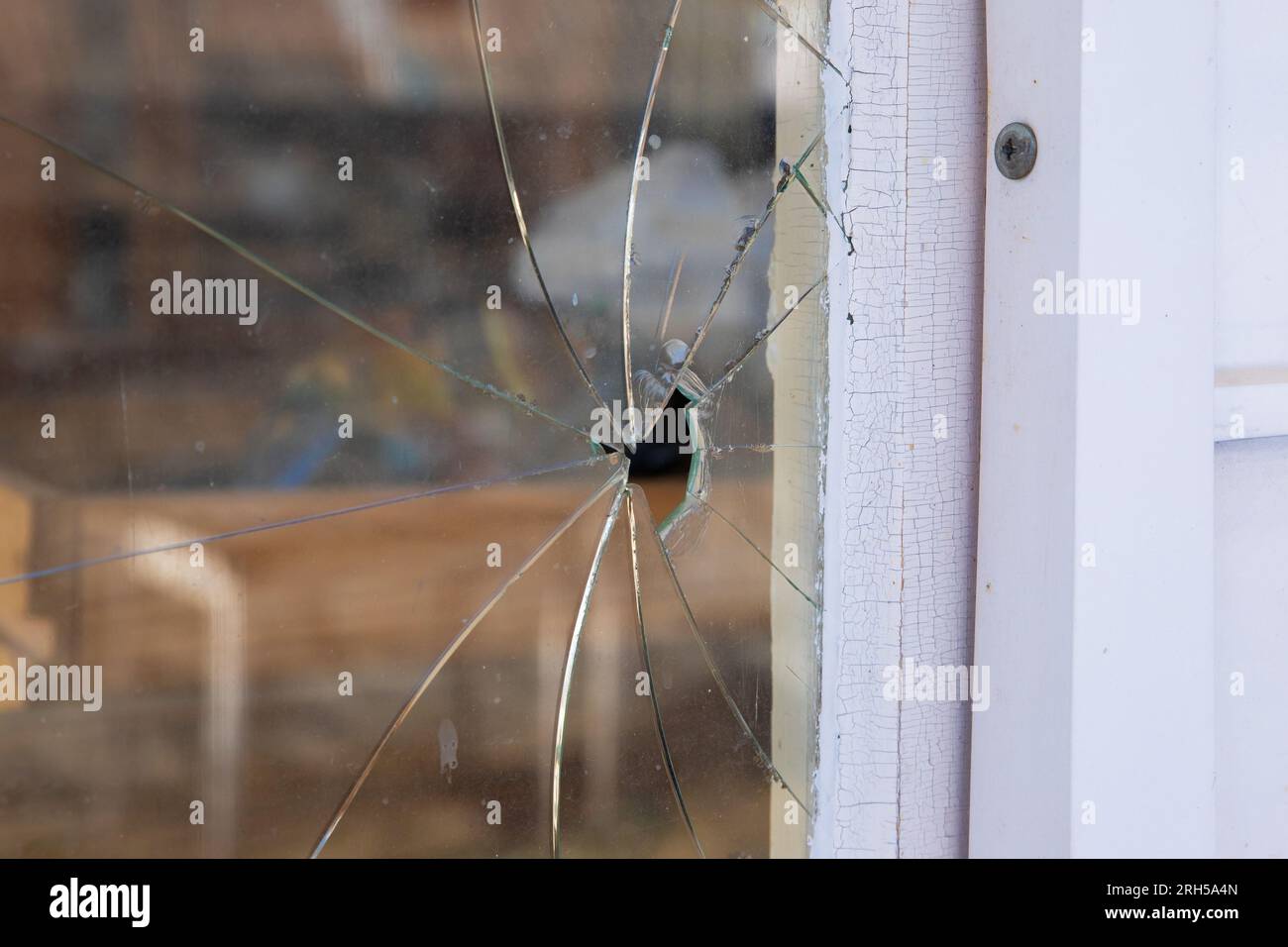 Bullet impact on window hi-res stock photography and images - Alamy