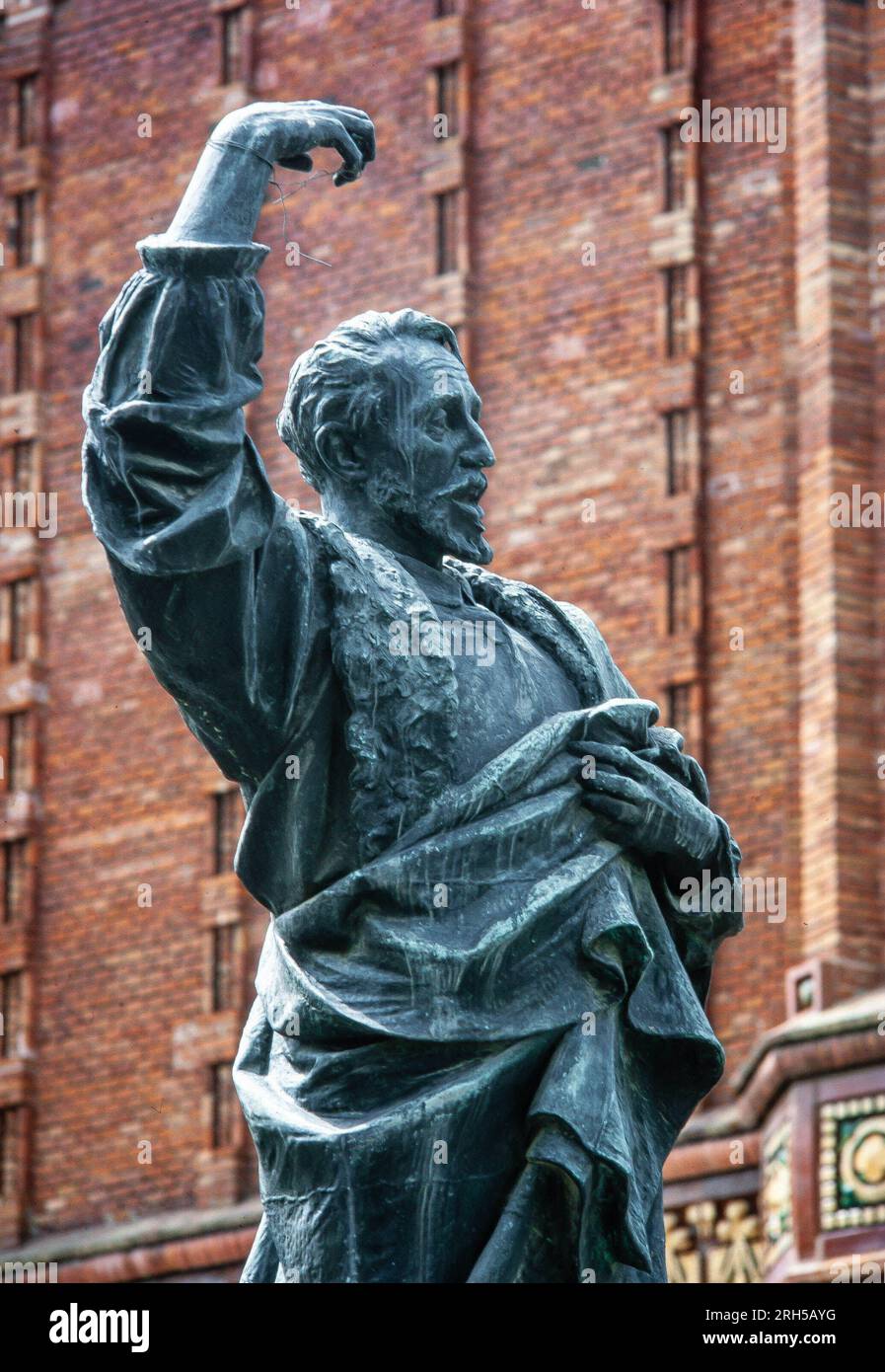Rafael Atché / Estatua de Pau Claris, en el Paseo Lluís Companys de ...
