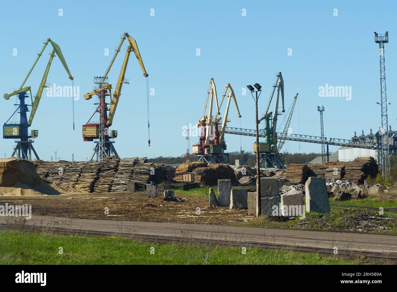 Cargo vessel loading timber hi-res stock photography and images - Alamy