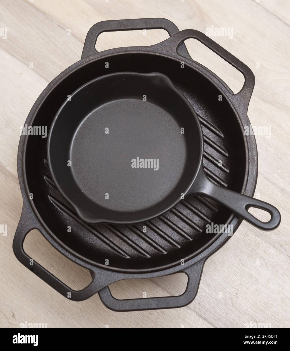 Top view of stacked cast iron cookware Stock Photo - Alamy