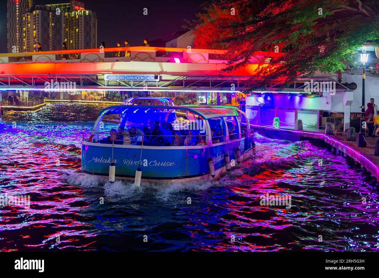 Malacca River Cruise boat sailing down the Malacca river at night Stock ...
