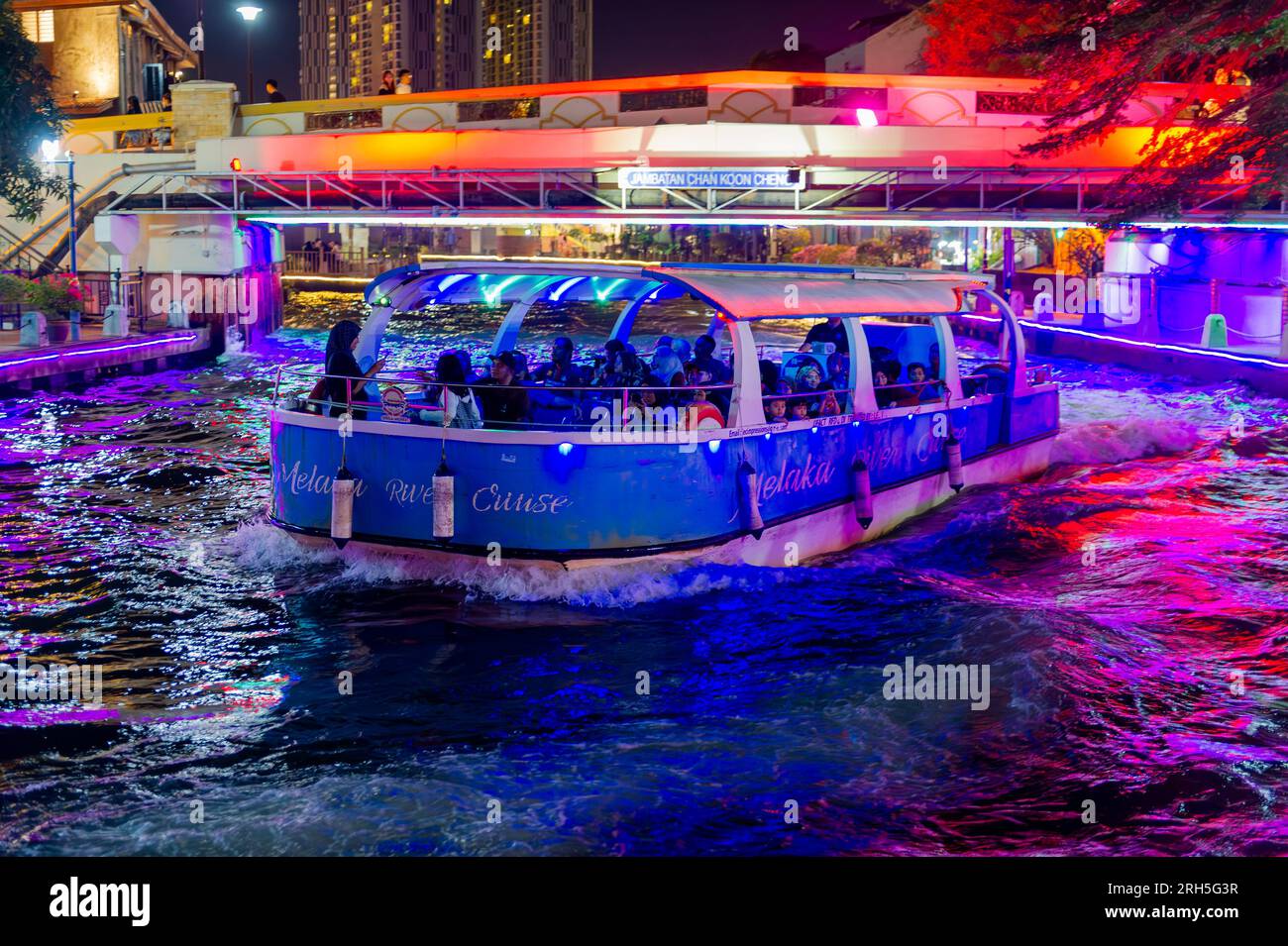 Malacca River Cruise boat sailing down the Malacca river at night Stock ...