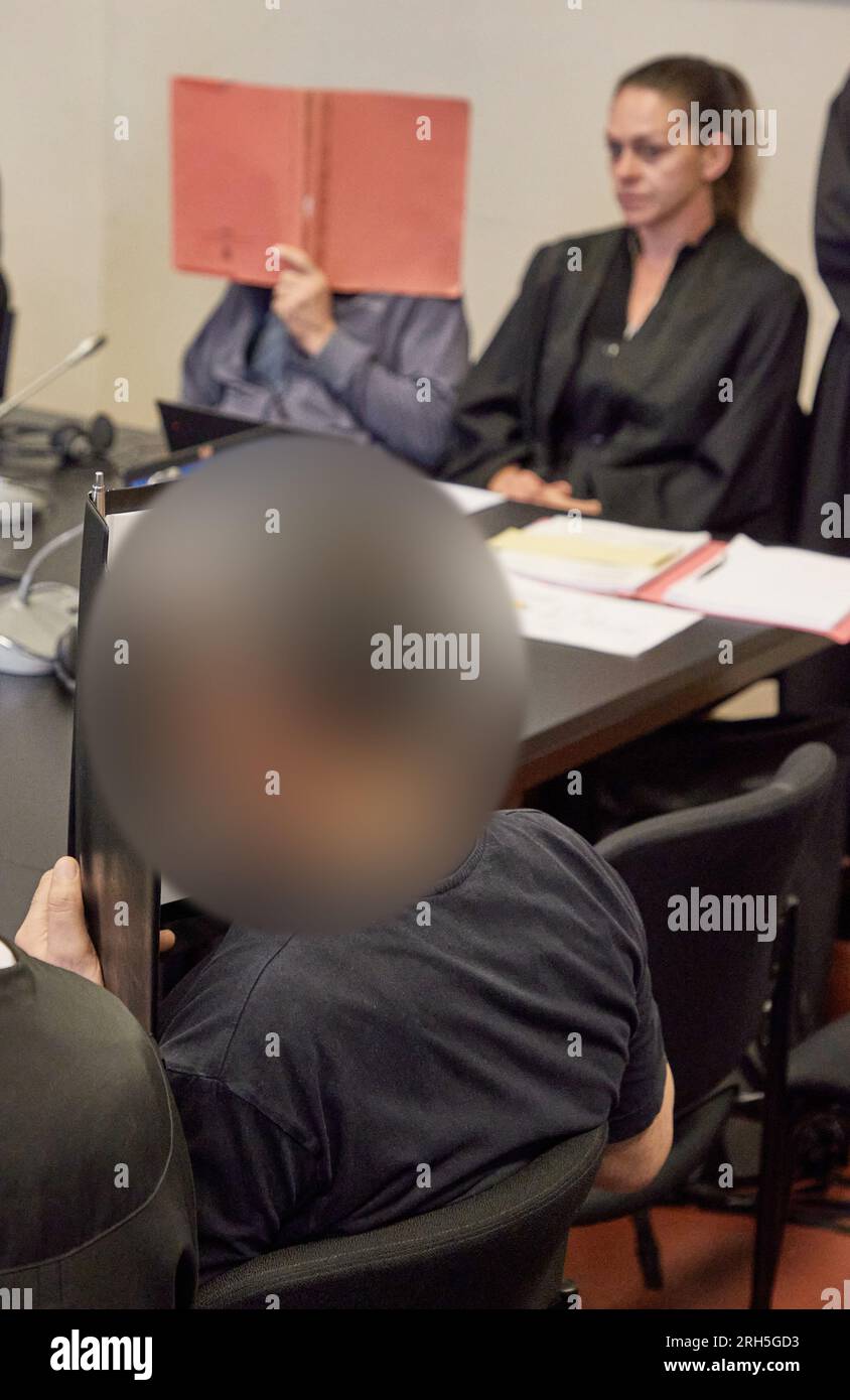 14 August 2023, Hamburg: The two defendants are sitting in the ...