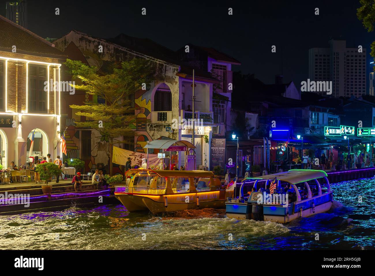 Malacca River Cruise boat sailing down the Malacca river at night Stock ...