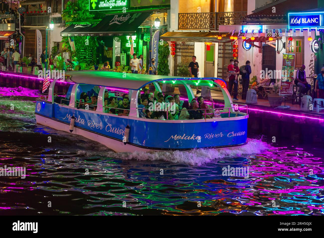 Malacca River Cruise boat sailing down the Malacca river at night Stock ...