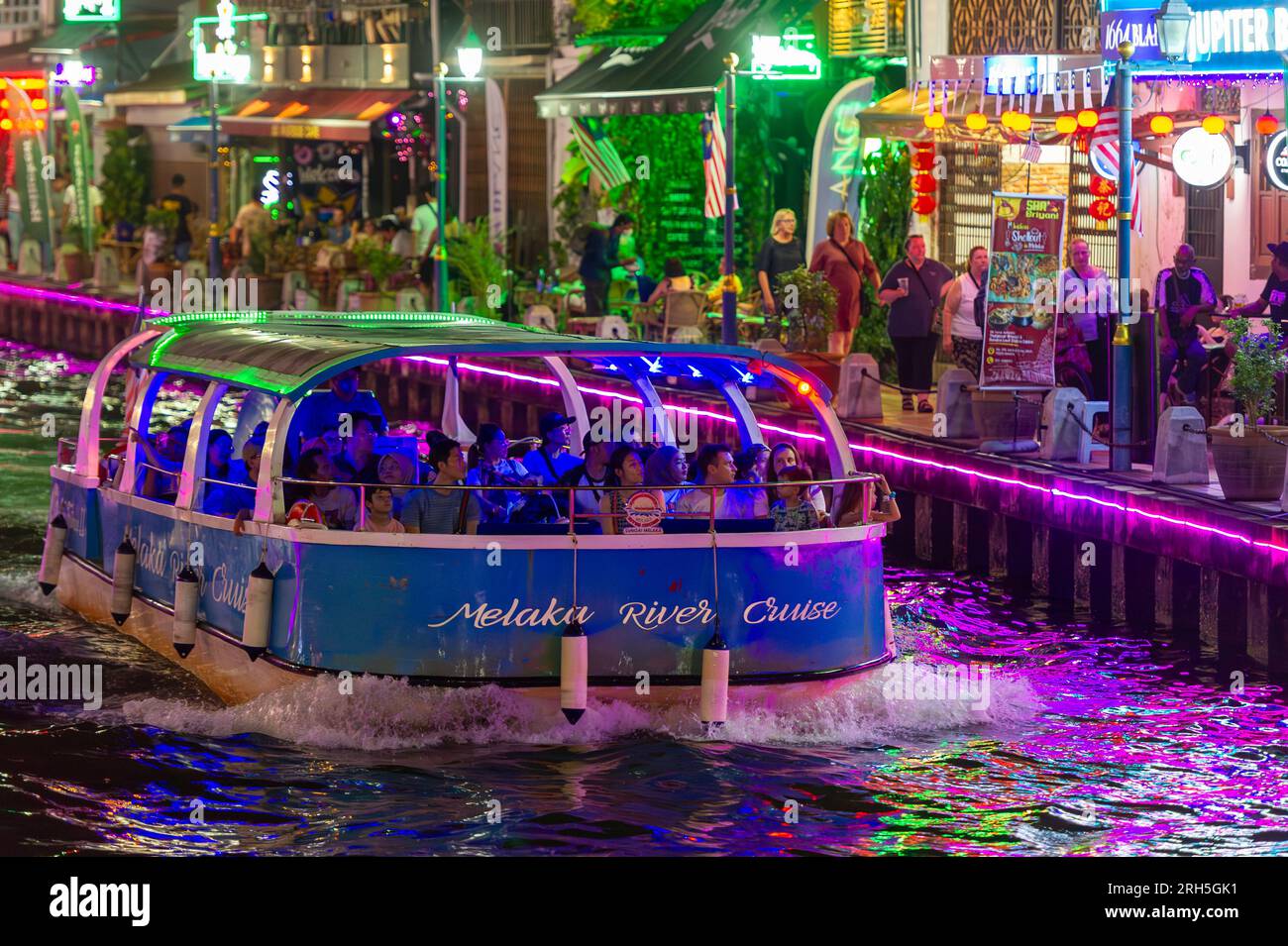 Malacca River Cruise boat sailing down the Malacca river at night Stock ...