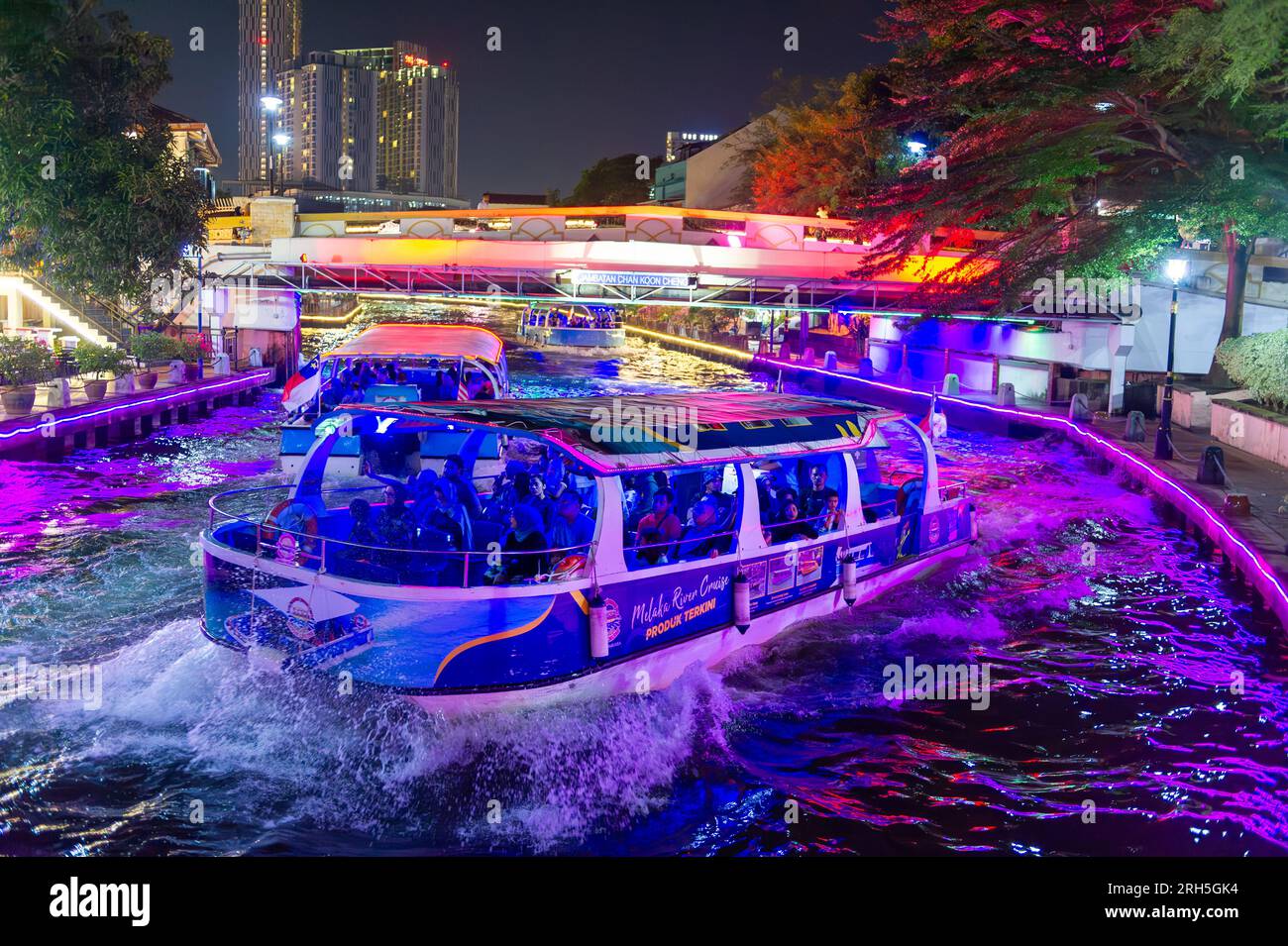 Malacca River Cruise boat sailing down the Malacca river at night Stock ...