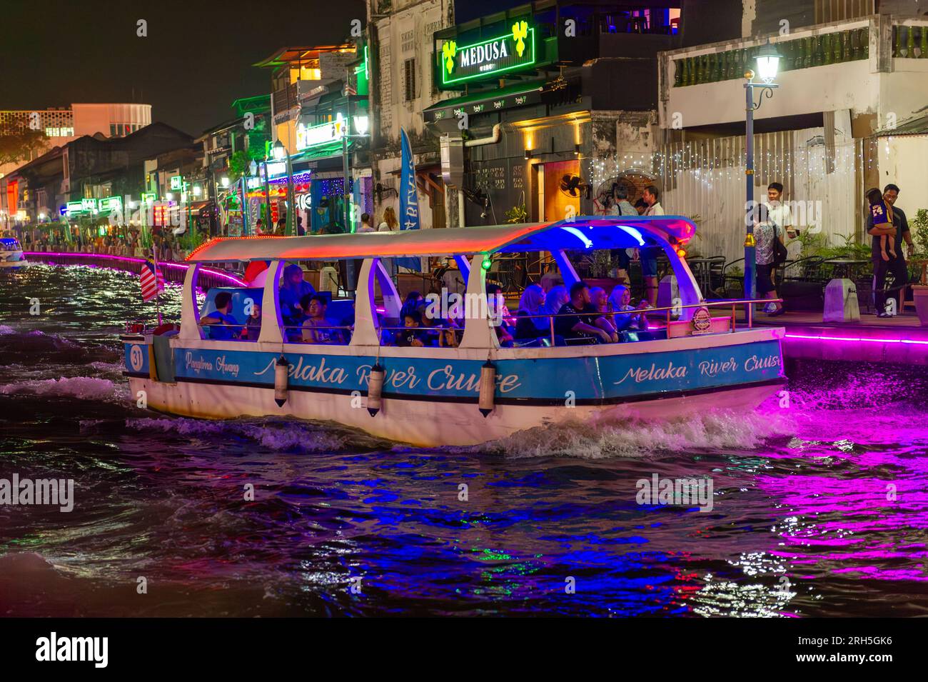 Malacca River Cruise boat sailing down the Malacca river at night Stock ...