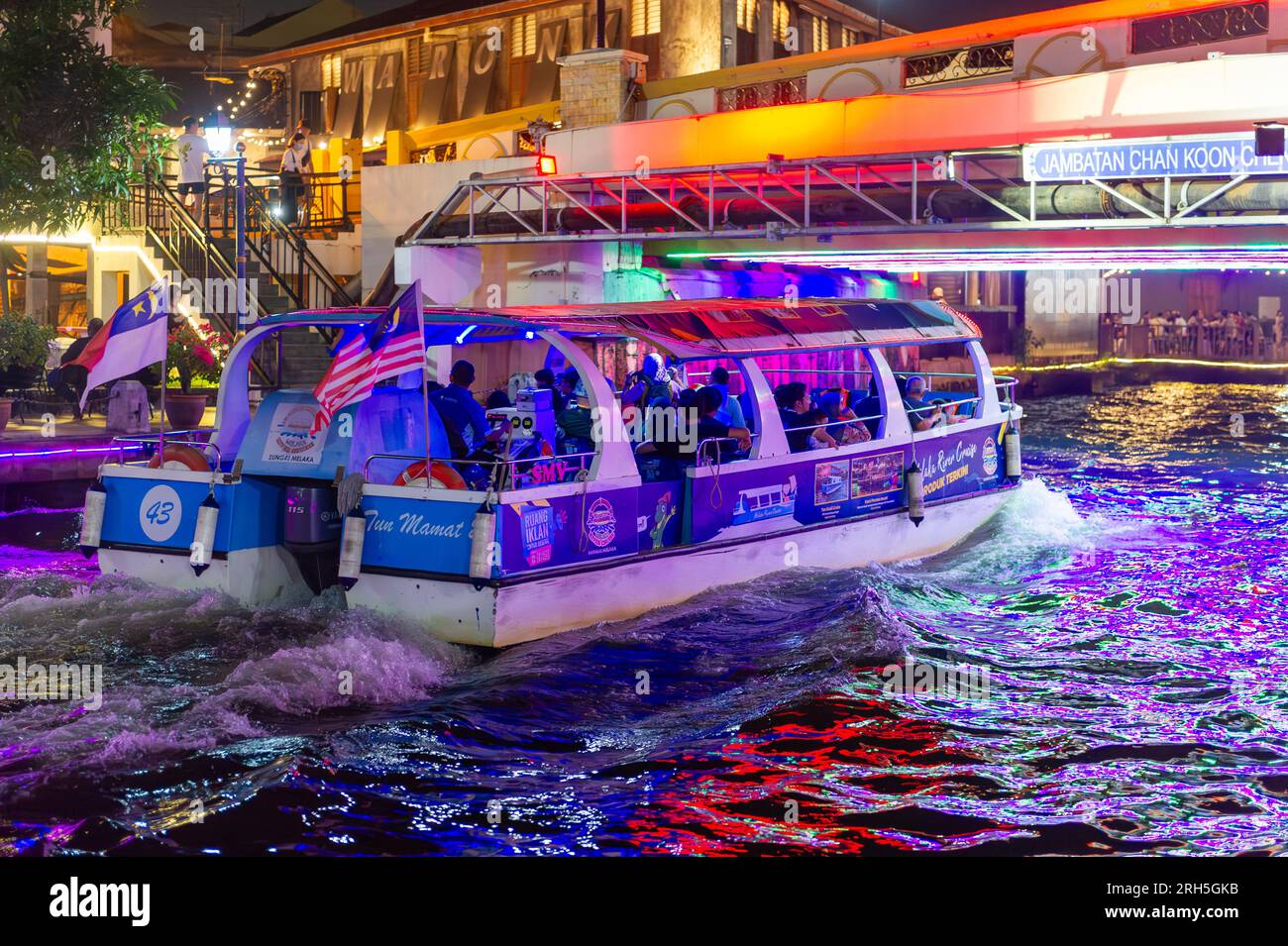 Malacca River Cruise boat sailing down the Malacca river at night Stock ...