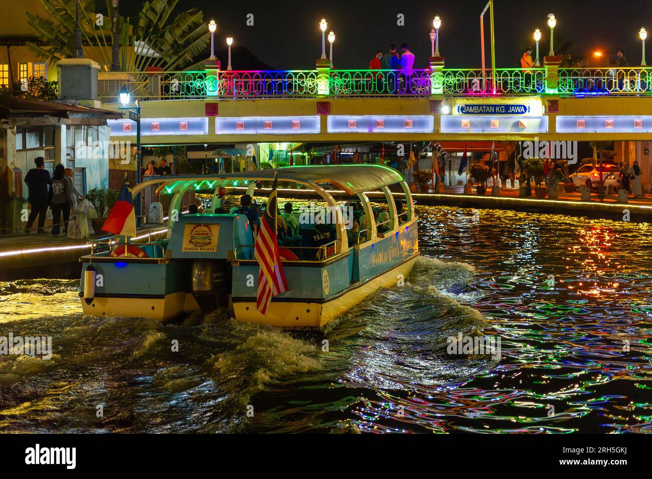 Malacca River Cruise boat sailing down the Malacca river at night Stock ...