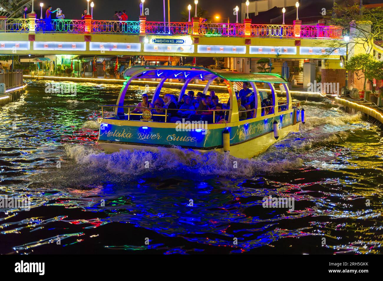 Malacca River Cruise boat sailing down the Malacca river at night Stock ...