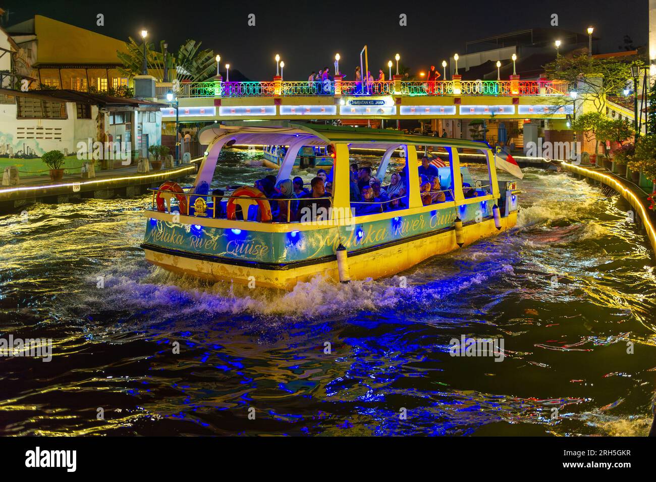 Malacca River Cruise boat sailing down the Malacca river at night Stock ...