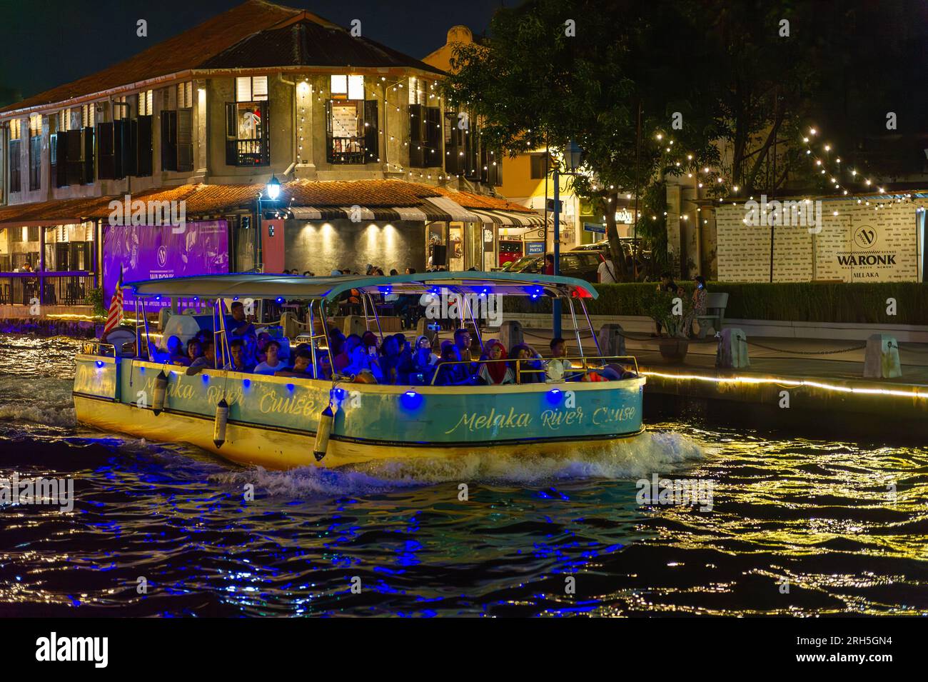 Malacca River Cruise boat sailing down the Malacca river at night Stock ...