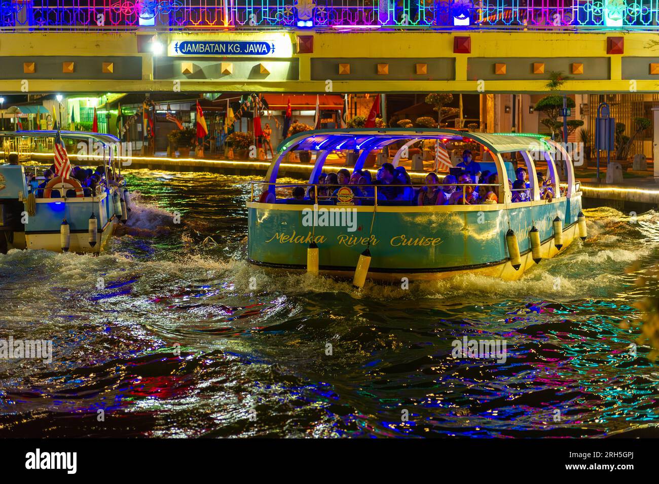 Malacca River Cruise boat sailing down the Malacca river at night Stock ...