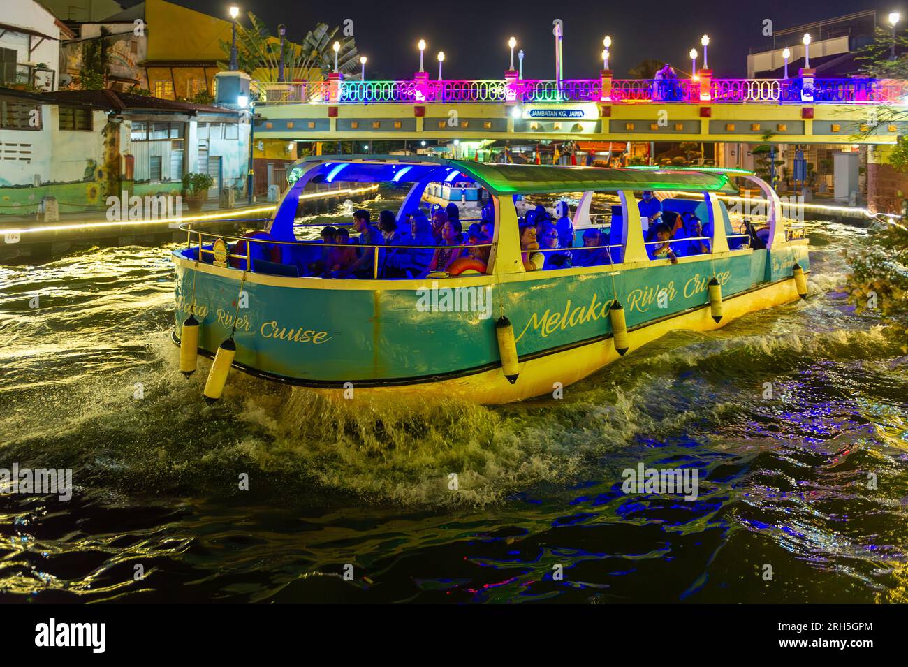 Malacca River Cruise boat sailing down the Malacca river at night Stock ...