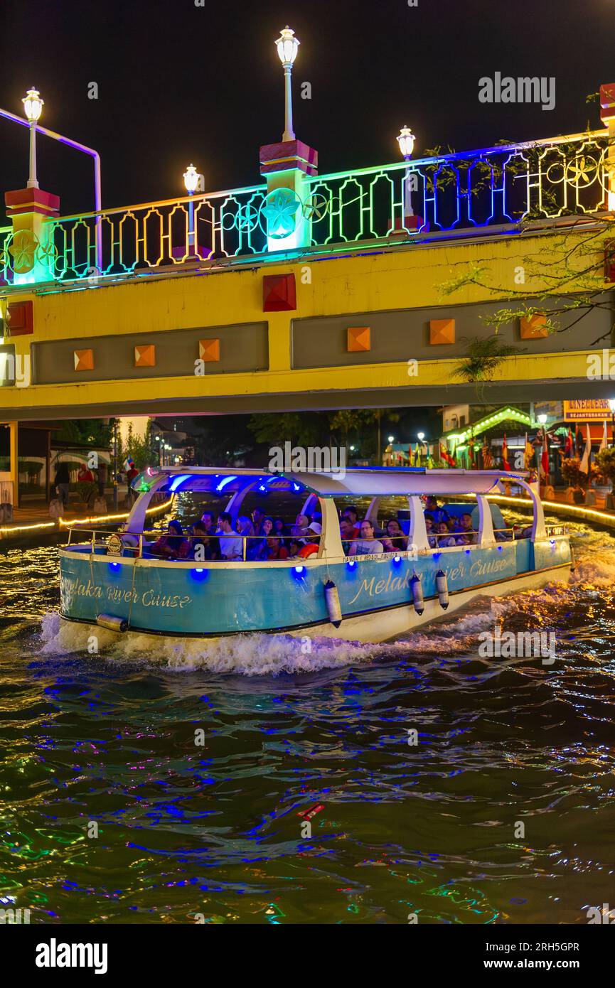 Malacca River Cruise boat sailing down the Malacca river at night Stock ...