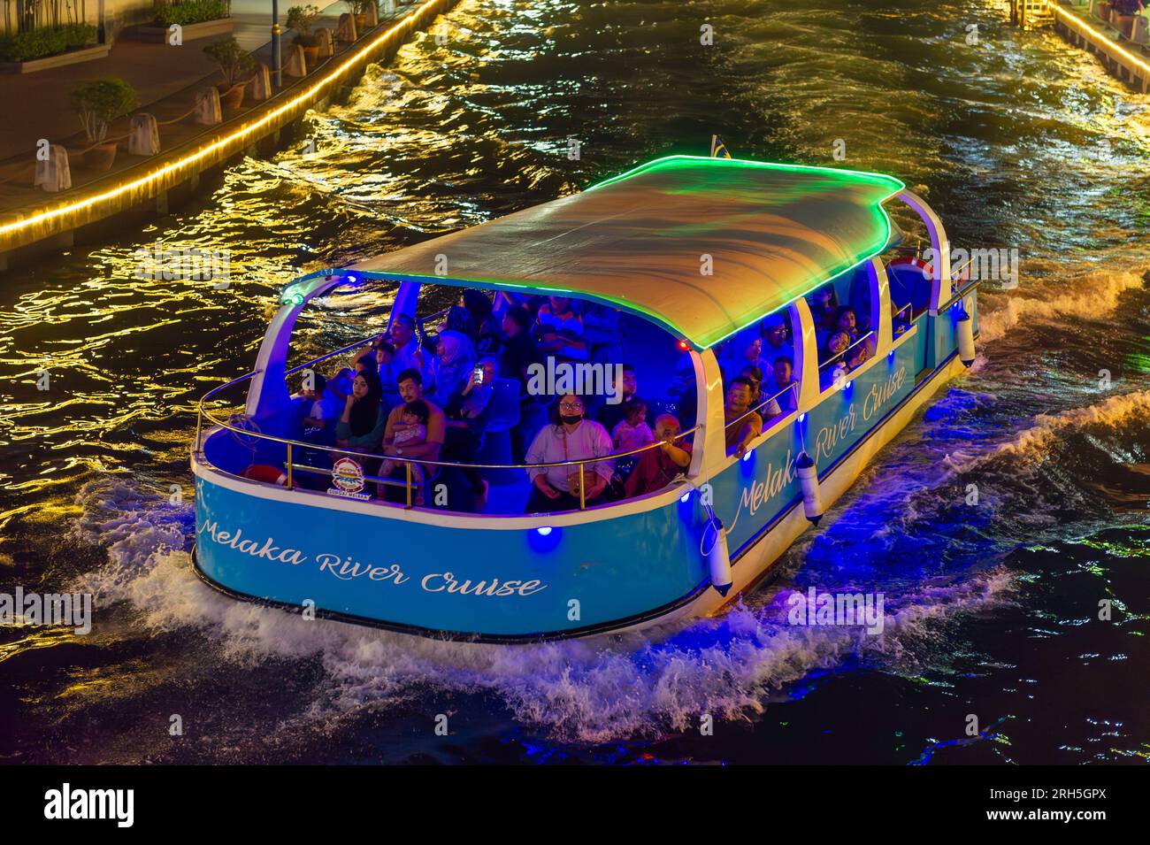 Malacca River Cruise boat sailing down the Malacca river at night Stock ...