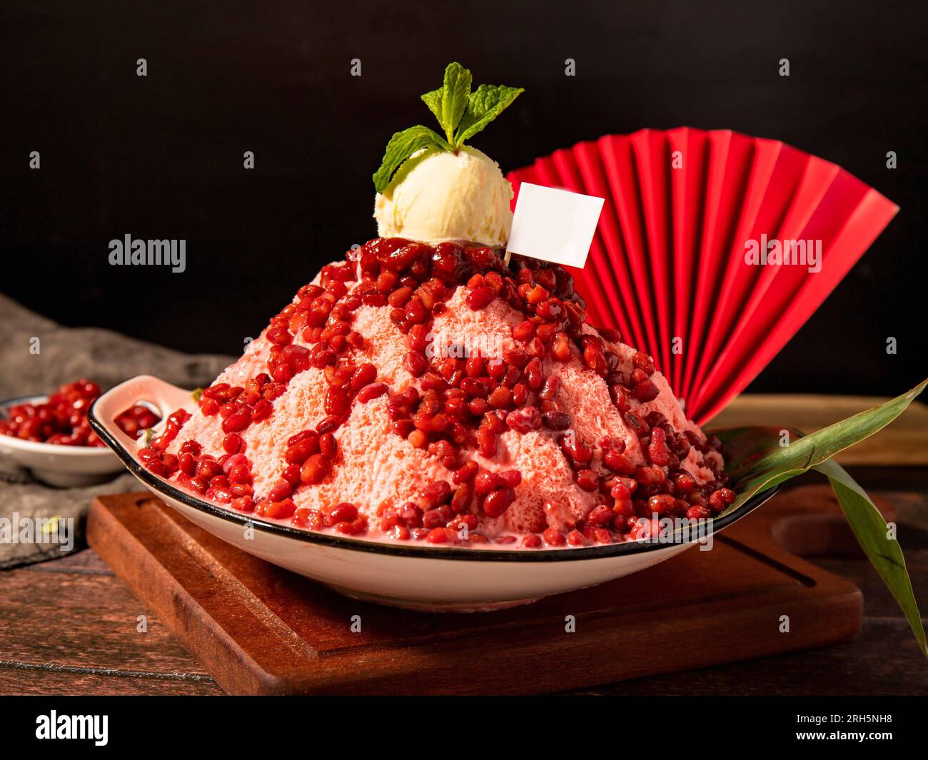 Shaved ice with sweetened red beans hi-res stock photography and images ...
