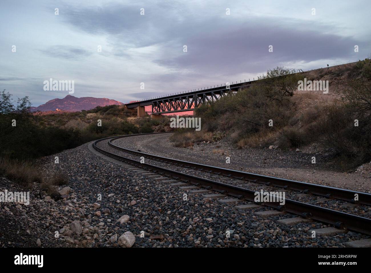 Curvy train tracks hi-res stock photography and images - Alamy