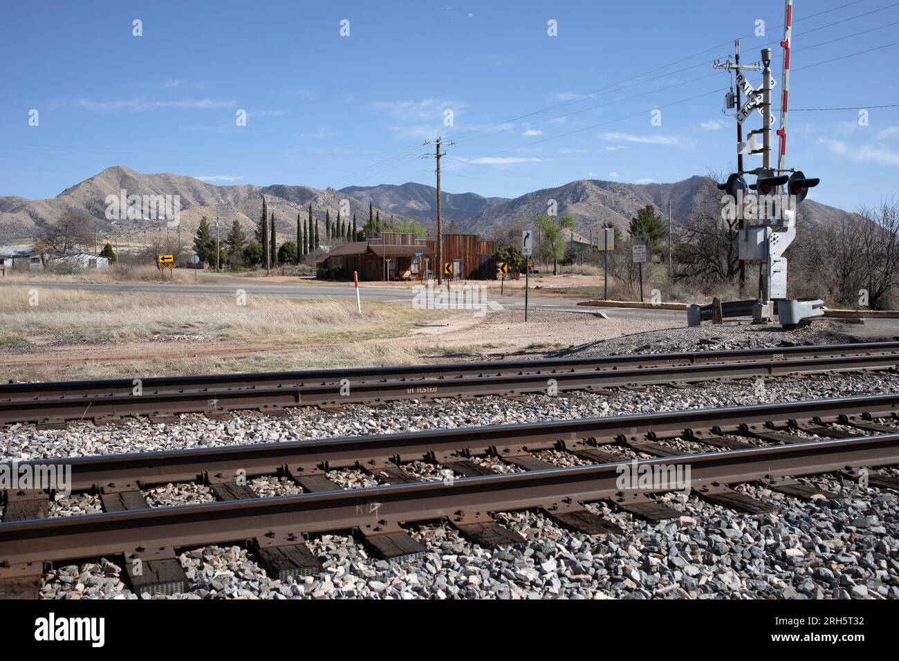 Railroad tracks crossing signals hi-res stock photography and images ...